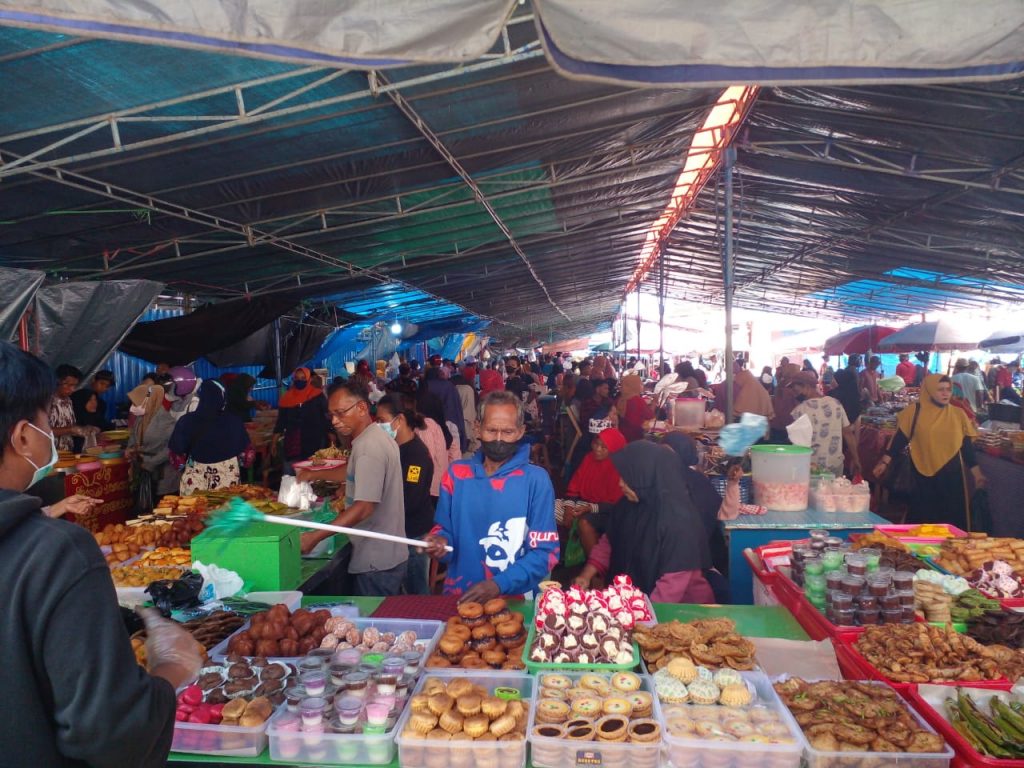 Satu Ramadan, Pasar Takjil Gamalama Banjir Pelanggan. – Kalesang