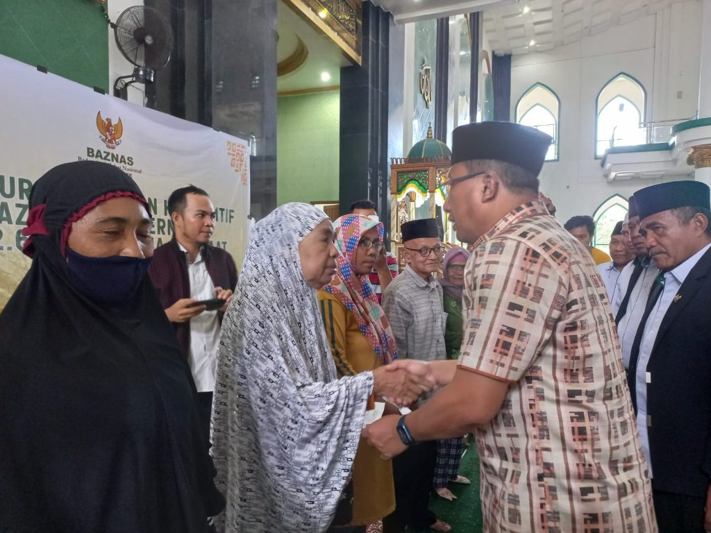 Baznaz Ternate Salurkan Rp798 Juta Bantuan Konsumtif, Per Mustahak ...