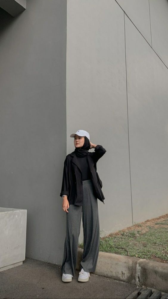 15 Inspirasi Outfit Kemeja Hitam Wanita Hijab Hingga Non Hijab agar ...