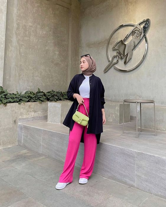 15 Inspirasi Outfit Kemeja Hitam Wanita Hijab Hingga Non Hijab agar ...