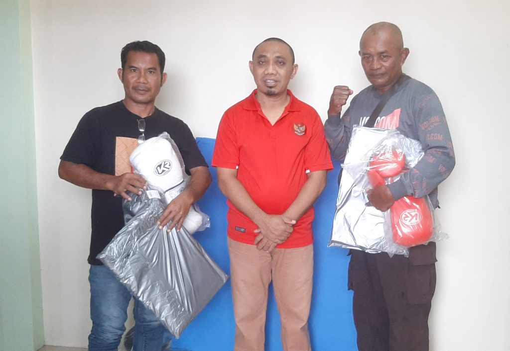 Muhajirin Bailusy Bantu Peralatan Olahraga untuk Sasana Tinju dan Club ...