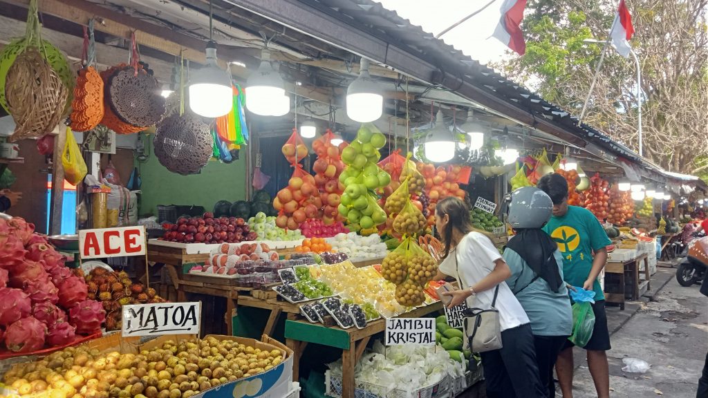Pasar Buah Gamalama Tetap Ramai Meski Harga Buah Naik Tajam – Kalesang