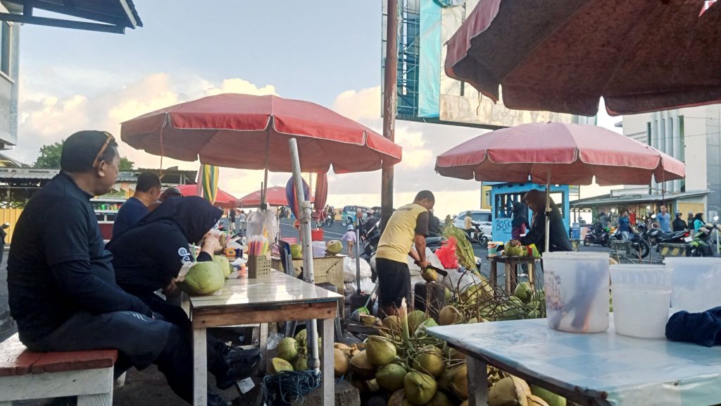 Akhir Pekan Berkah, Pedagang Kelapa Muda Takome Raup Untung di Pasar ...